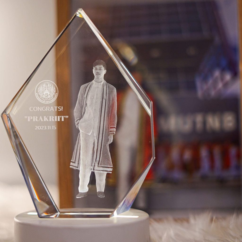CRYSTAL CONGRATS | ของขวัญรับปริญญา เลเซอร์ภาพบัณฑิตลงในคริสตัล ของที่ ...