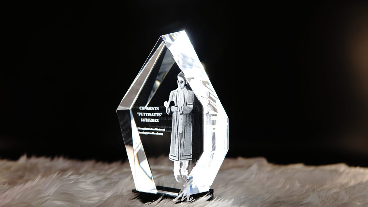 ตัวอย่างงาน Crystal Me ของขวัญรับปริญญา - Me Premium Gift Model, Laser ...